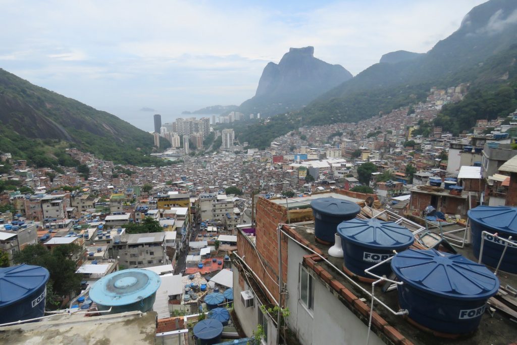 Como conhecer a favela da Rocinha, no Rio de Janeiro: contamos tudo ...